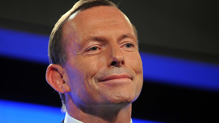 Tony Abbott struggles to keep a straight face during a performance at ...