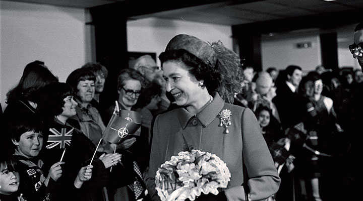 Queen Lizzie’s extraordinary changing looks: - Starts at 60