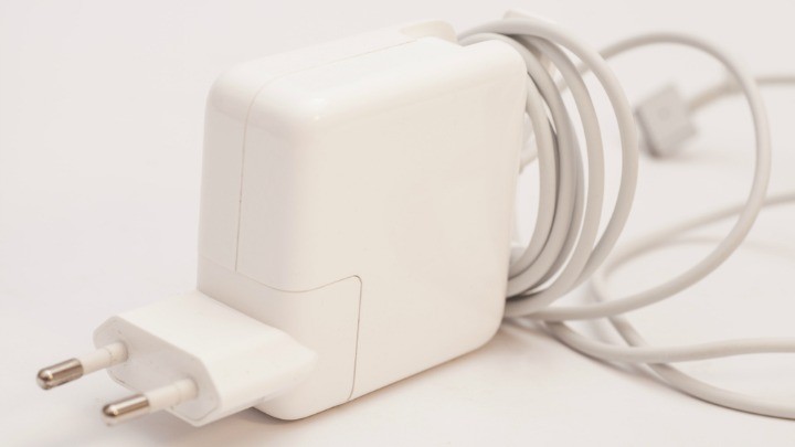 Warning issued over thousands of fake phone chargers - Starts at 60