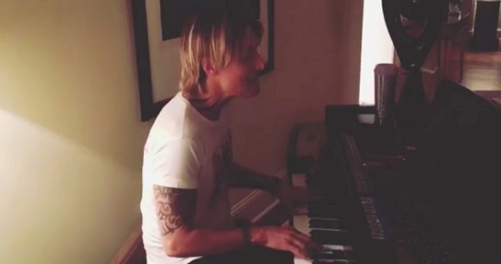 Keith Urban does amazing acoustic mashup at home - Starts at 60