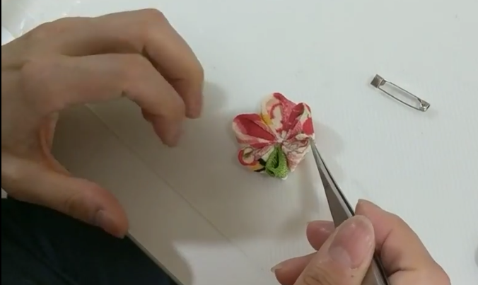 Watch how to make your own stunning floral brooch - Starts at 60