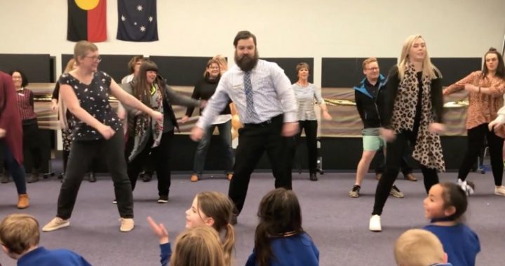 Teachers hilariously surprise students with spontaneous flash mob dance ...