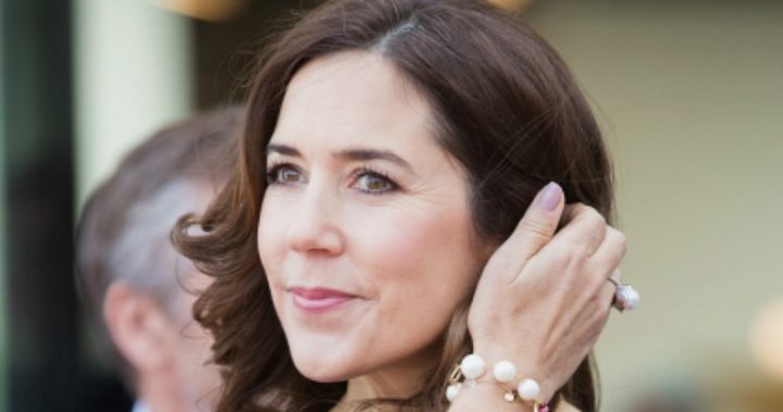 Princess Mary looks sensational in green as she channels 1970s glamour ...