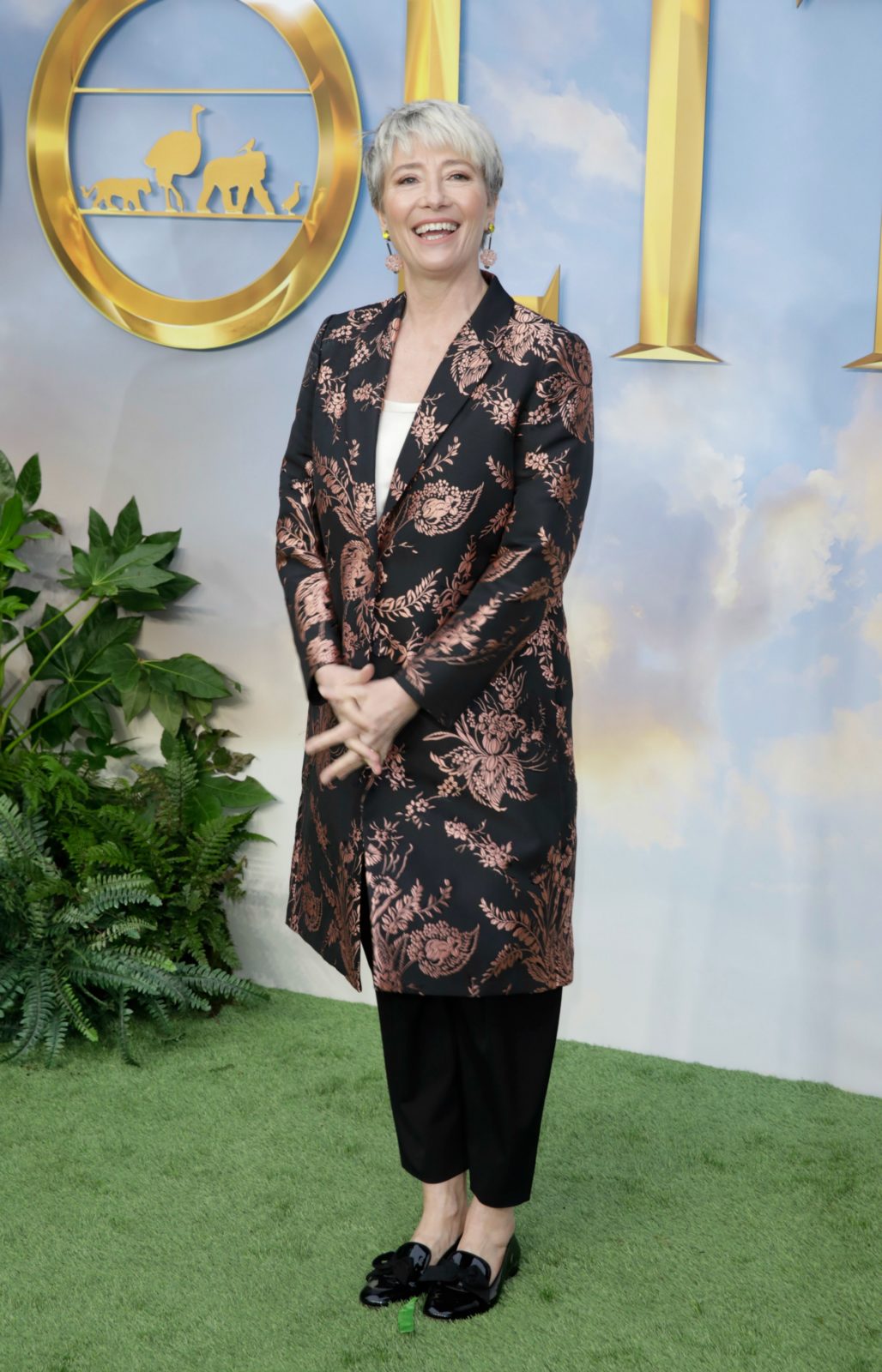 Emma Thompson makes a bold statement in oriental-inspired ensemble ...