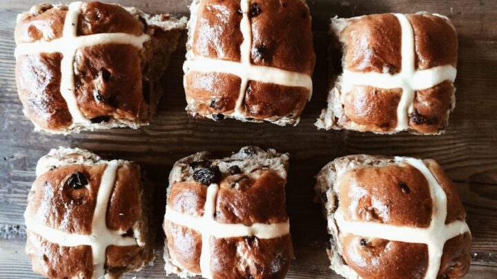 ‘Choice’ names Australia’s best hot cross buns for Easter 2022 - Starts ...