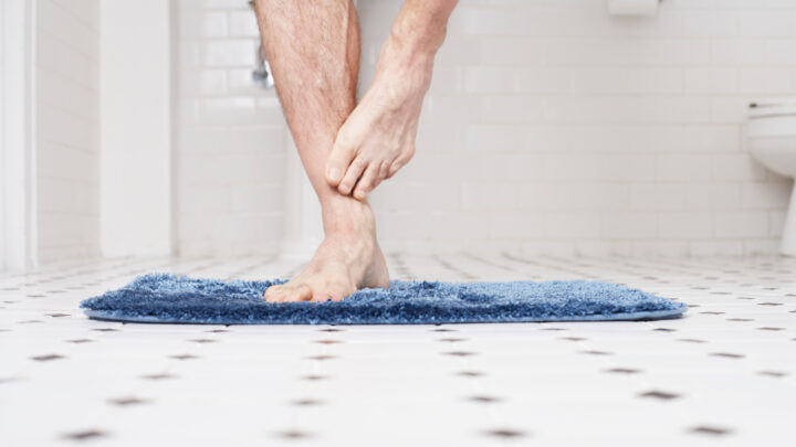 The simple bathroom mat hack that could help prevent mould this winter ...
