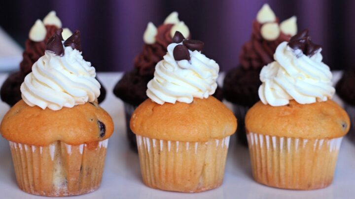 Best Homemade Vanilla Cupcakes – Soft, Fluffy & Better Than Store ...