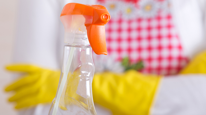 Make your own non-toxic window cleaner using these common items ...